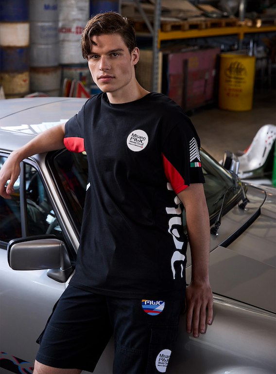 Majica sa MWC logom sa strane i sprijeda/pozadi Crna