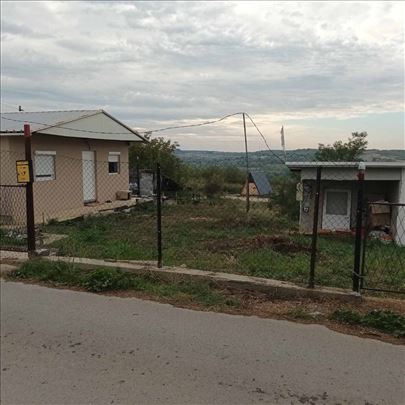 Lepa parcela sa dva objekta u Velikoj Moštanici