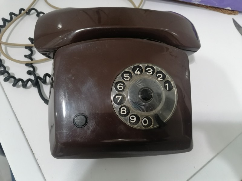 stari fiksni telefon iz 1981 g
