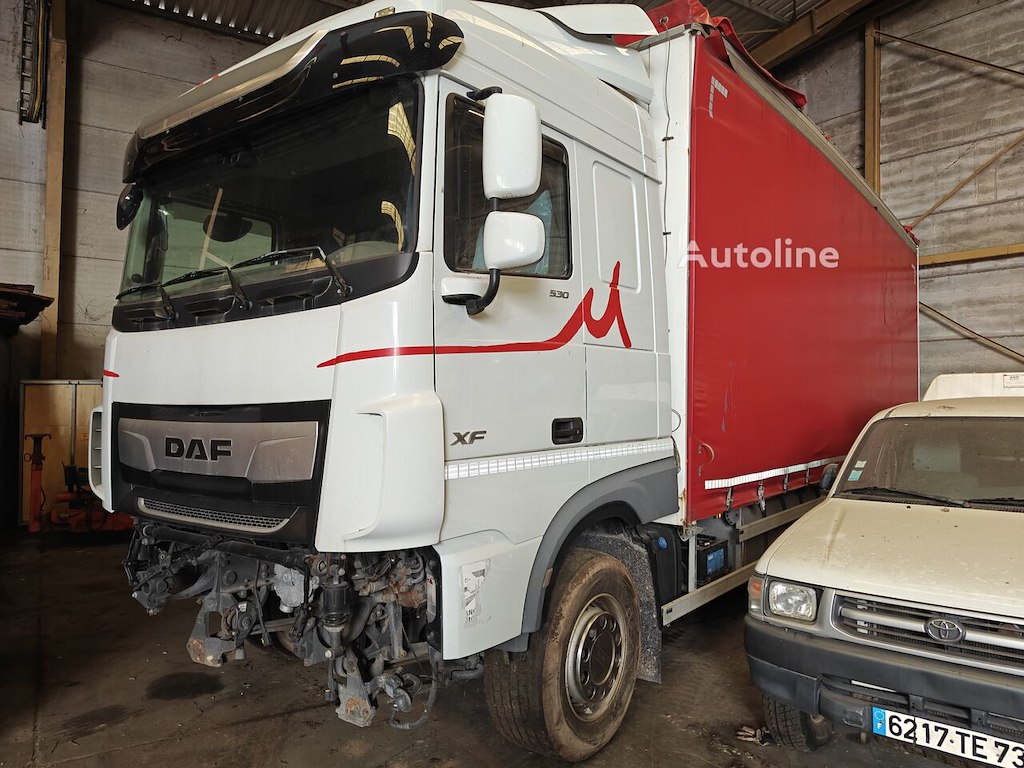 DAF 106.530 kamion sa klizna zavesa cerada nakon udesa