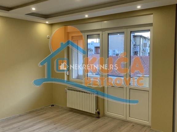 Izdaje se poslovni prostor, pesacka zona, Obrenoviceva, 72m2