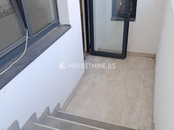 Poslovni prostor 80m2 ( 65m2) u novogradnji