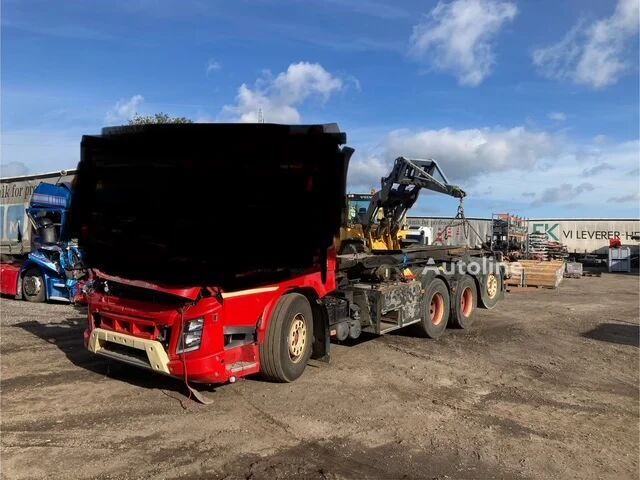 Volvo FMX 500 kamion sa kukom za podizanje tereta nakon udesa
