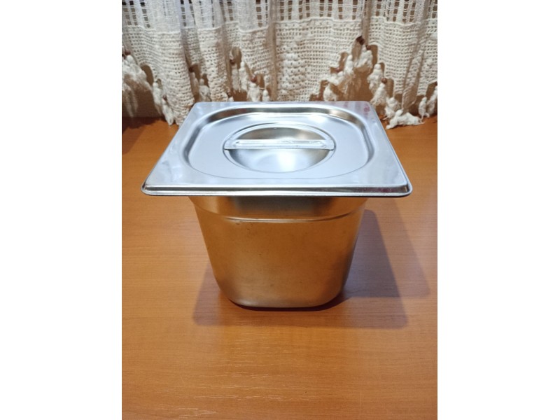 Posuda sa poklopcem od nerdjajuceg materijala