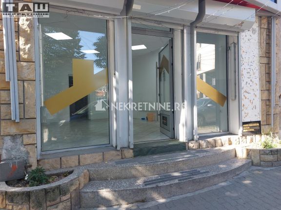 LOKAL SA DVA ULAZA I IZLOGOM DO ULICE