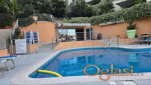 Trosoban stan u kompleksu s bazenom – Petrovac
