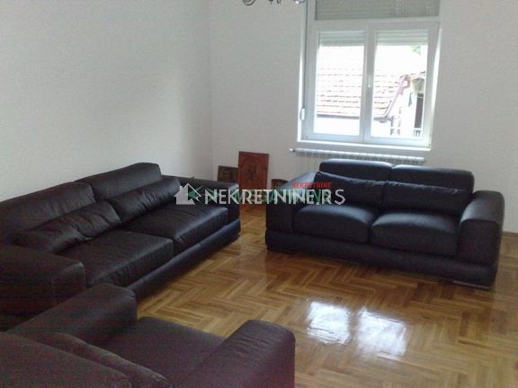 Gučevska ulica, za pos. prostor ili stanovanje. Polunameštena kuća 200 m2 ID#9252