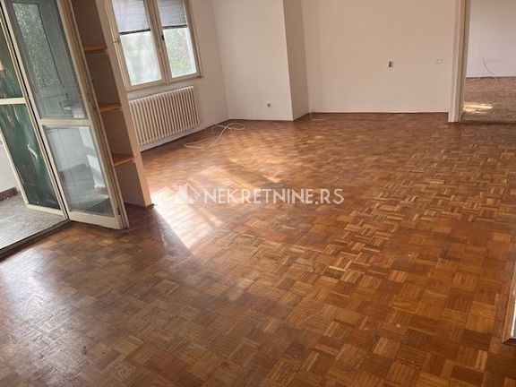 izdajem . Pančevo, trosoban 80m2