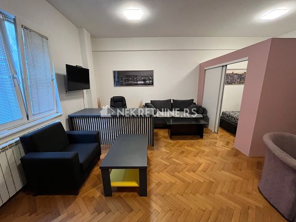 IZDAVANJE,1.5 STAN NA OBILICEVOM VENCU