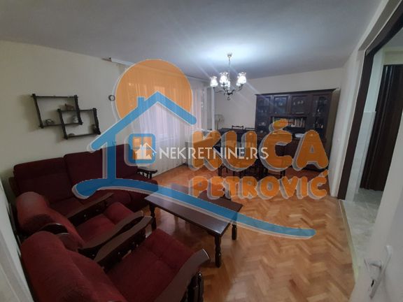 Izdaje se jedoiposoban stan u centru, prizemlje, grejanje na struju, 45m2