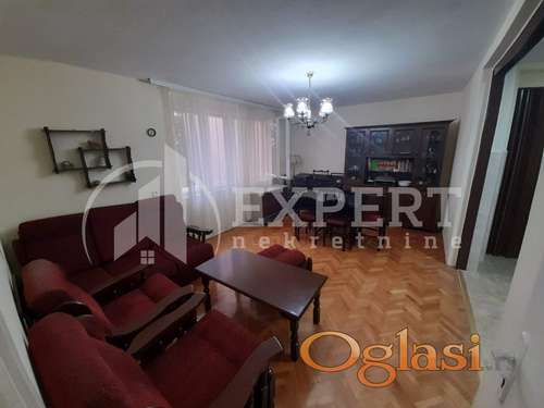 Izdaje se jedoiposoban stan u centru, prizemlje, grejanje na struju, 45m2