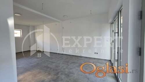 Izdaje se ulični lokal u centru, 40m2