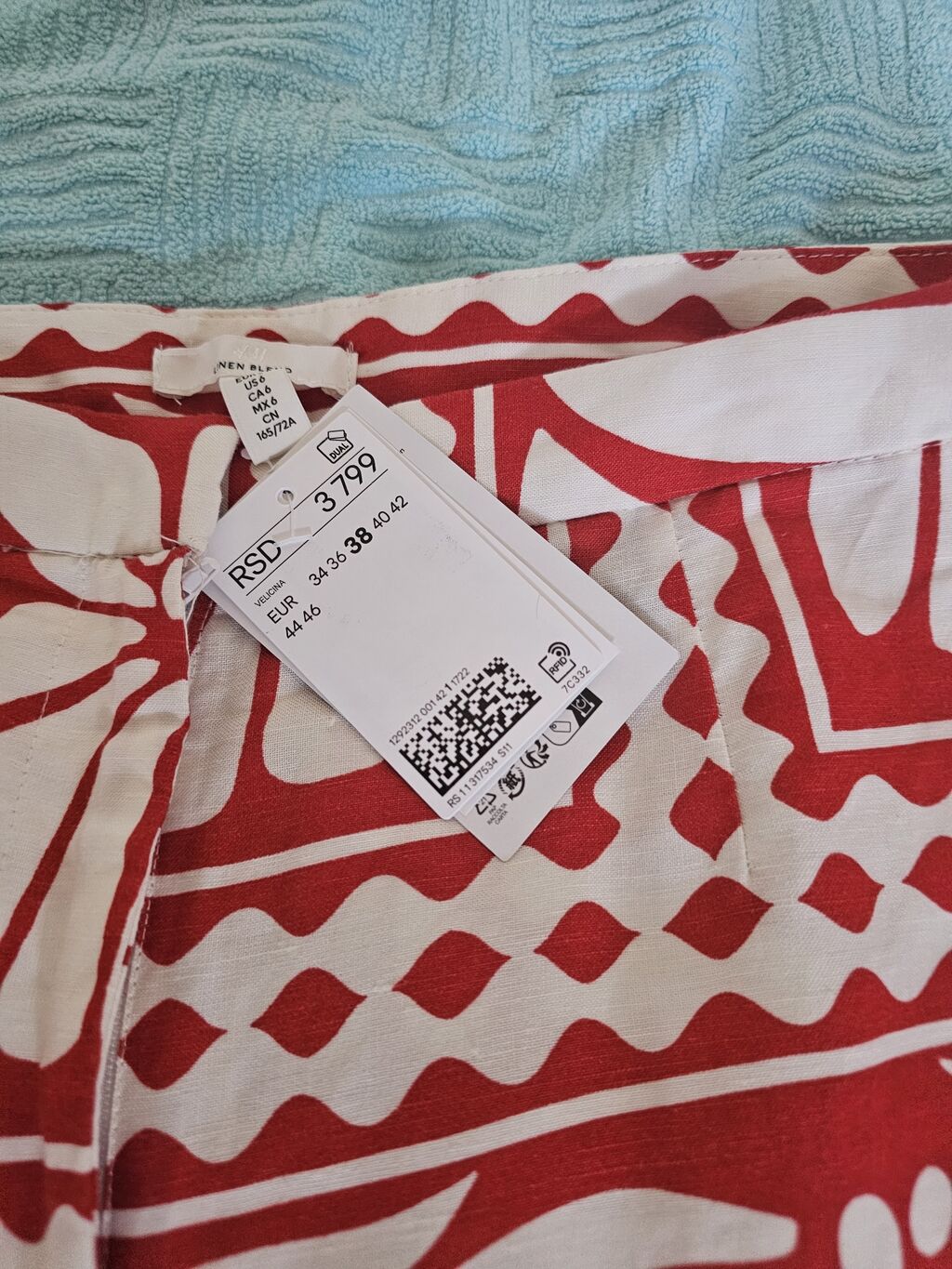 Ženske pantalone – dva modela 1) Crveno‑bele pantalone sa
