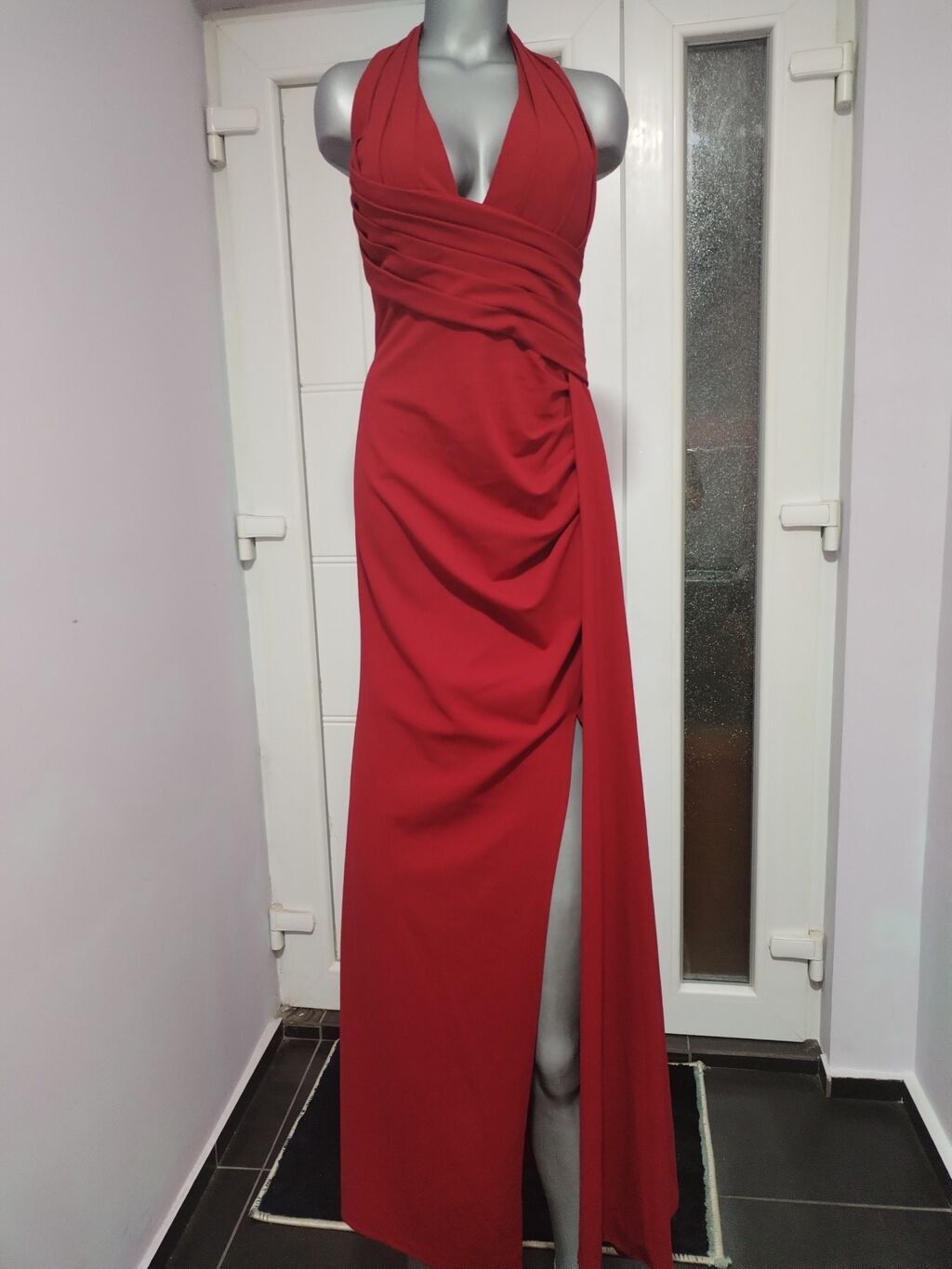 Elegantna večernja haljina u intenzivno crvenoj boji. Model oko vrata