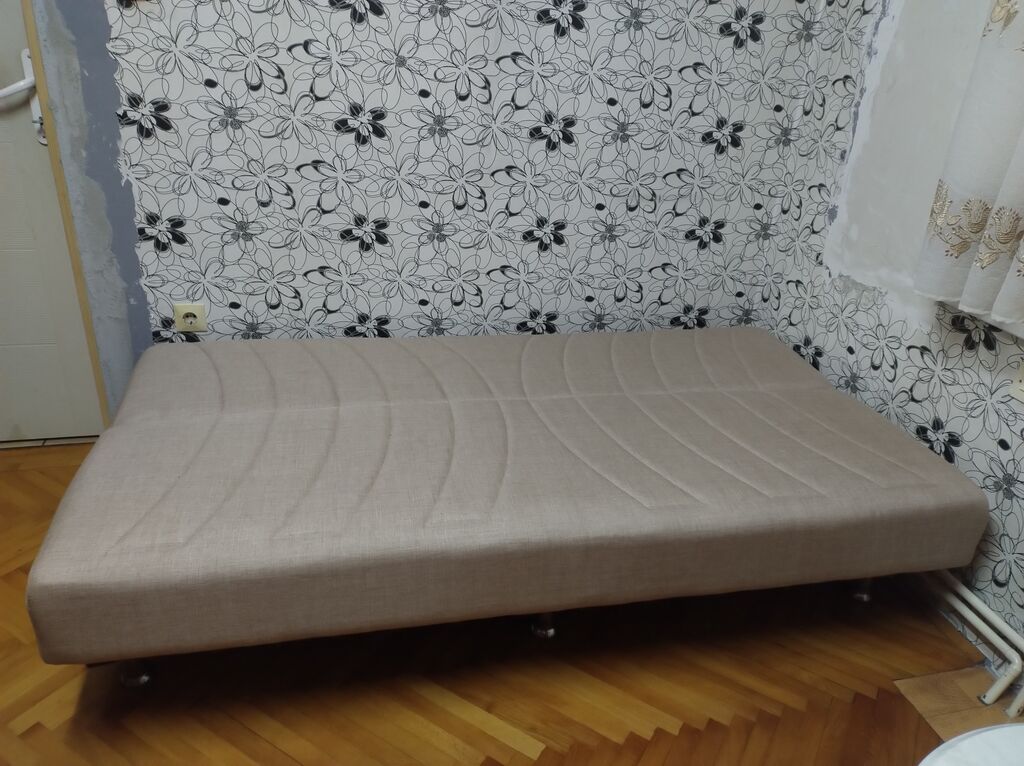Prodajem trosed, bež boje sa 2 dekorativna jastučeta. Korišten u