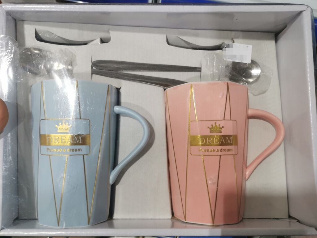 Set 2 šolje sa metalnim kašičicama 1399 dinara