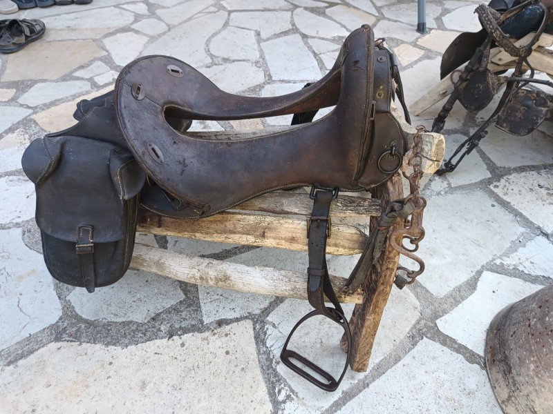 Sedlo za konja ;bisage;oglavina