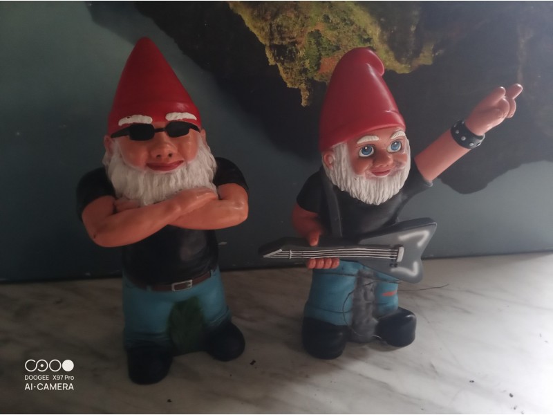 dve figure za bastu ili dvoriste