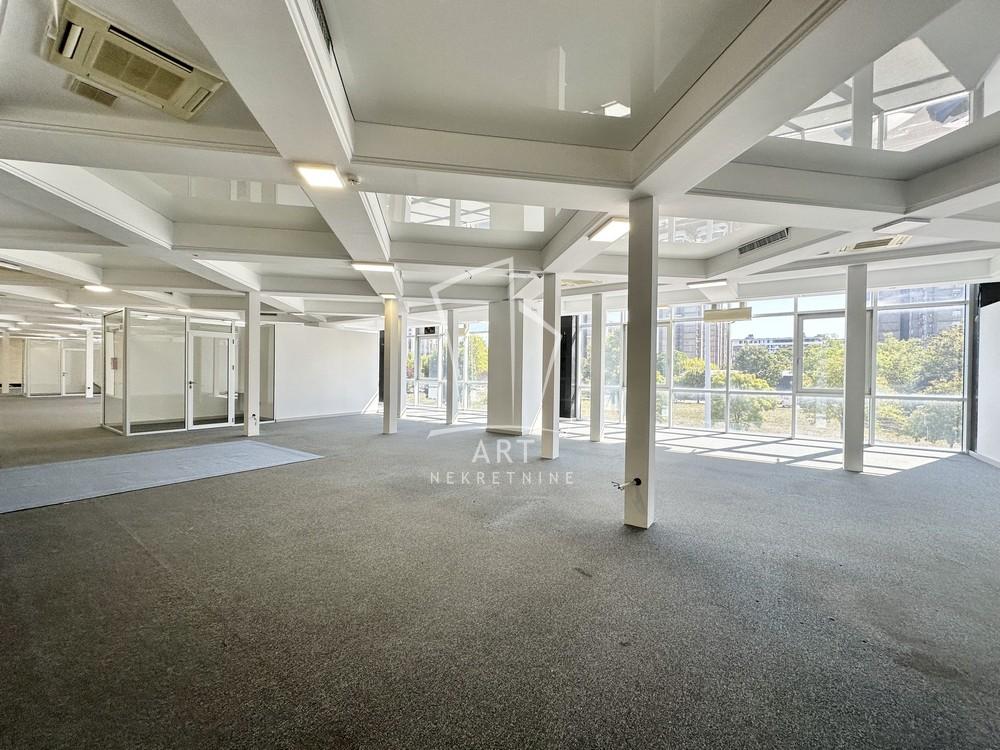 Blok 63, poslovni prostor, mereno 700m2 ID#12314 8.400 €