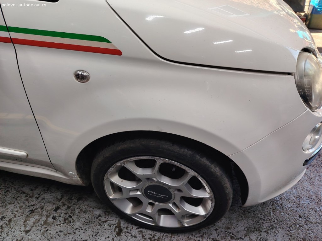 Fiat 500 desno krilo 268/a Originalni delovi  Moguca ugradn