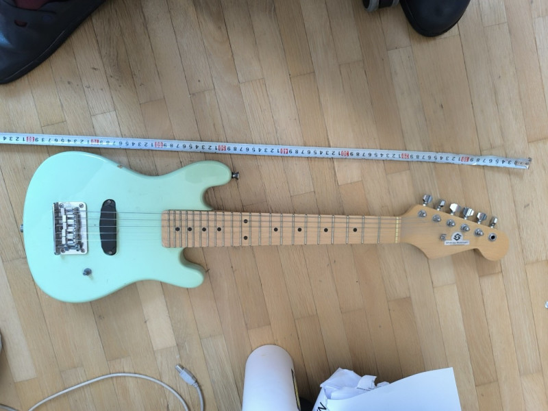 mala ELEKTRIČNA gitara