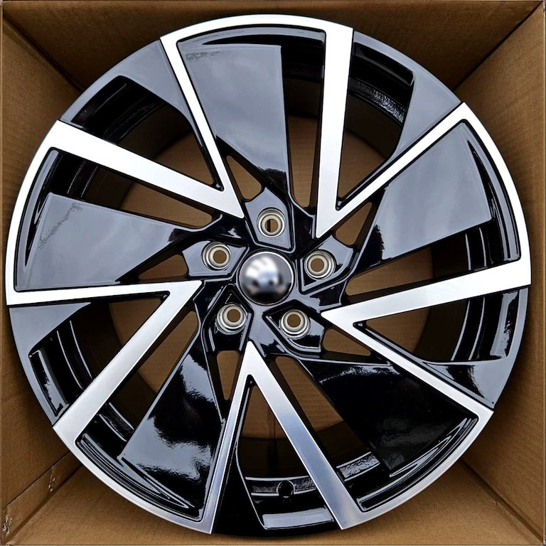 ALU FELNE
8J x18 ET45 5X112