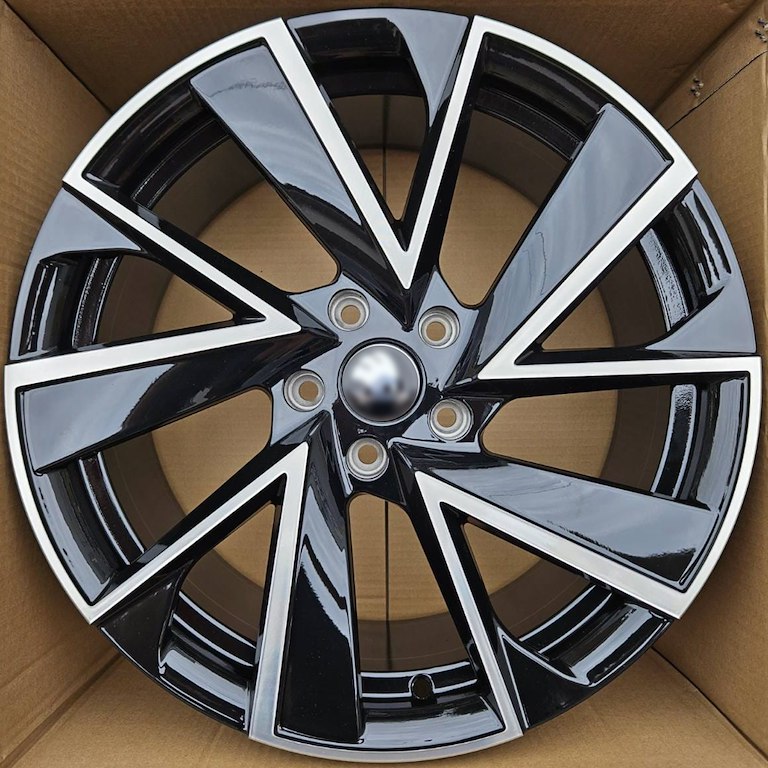 ALU FELNE
8J x18 ET40 5X112