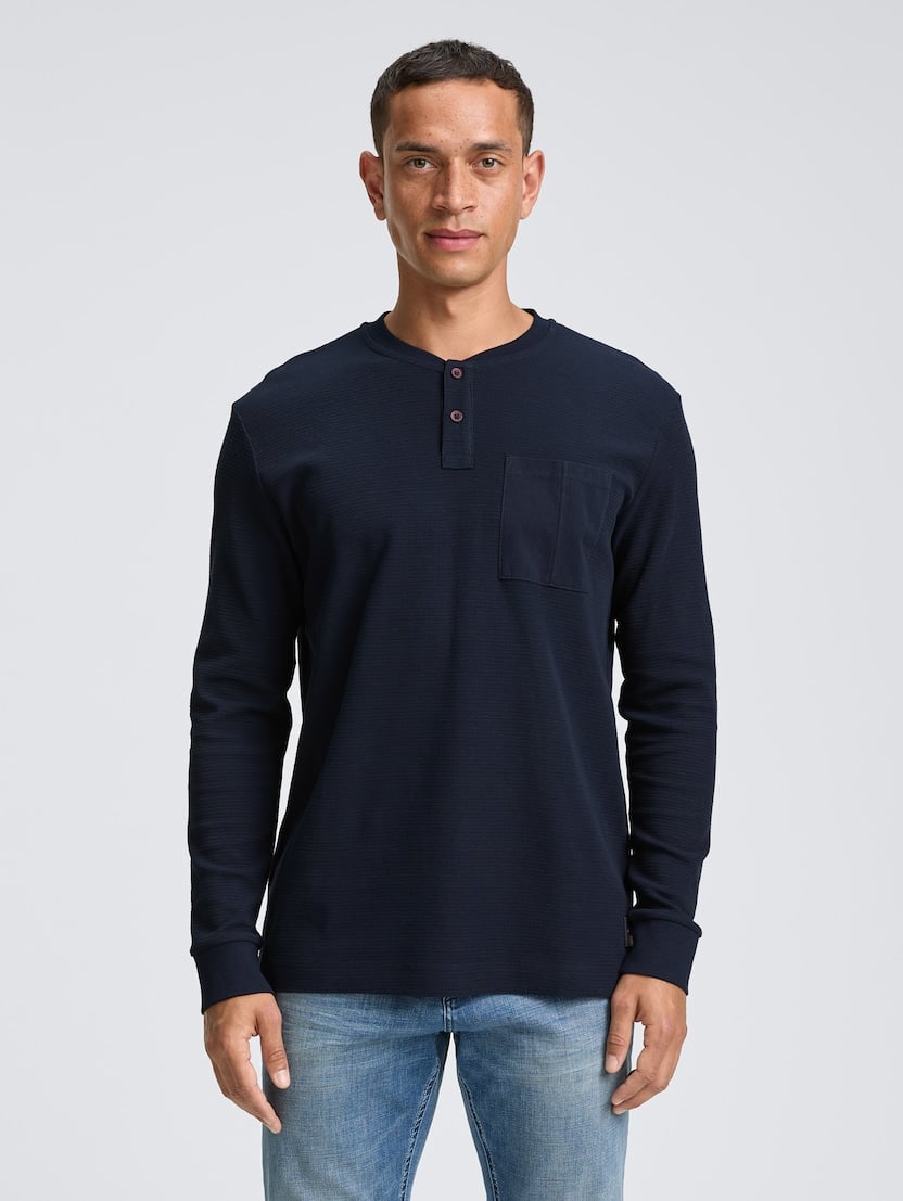 Strukirana majica sa Henley izrezom