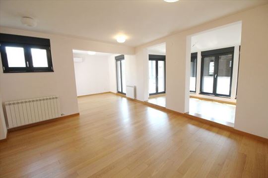 Lux stan kod Kalenić pijace, garaža, ID 5117