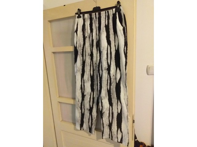 Pantalone sa sirokim nogavicama