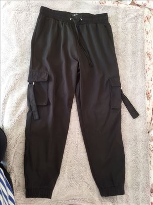 Crne pantalone sa džepovima sa strane