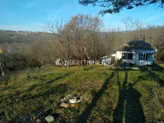 Ripanj Prnjavor, plac 16 ari, jednosobna kuća od 25 kvm sa uvedenom strujom i vodom