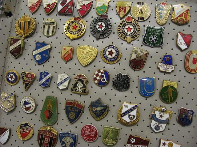 JUGOSLAVIJA SPORT lot 74 znacke vecinom fudb. klubovi