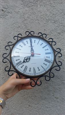 Elegantni zidni sat u vintage-retro stilu