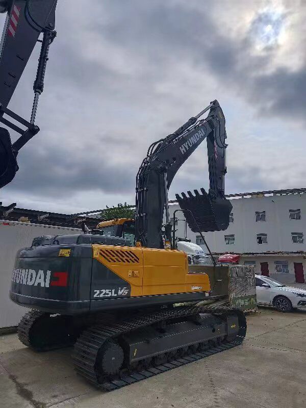 Novi Hyundai R225LVS bager guseničar