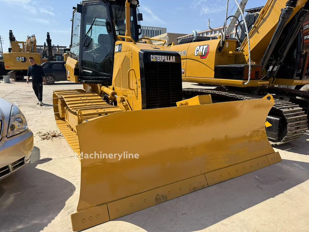 Novi Caterpillar D5K buldožer