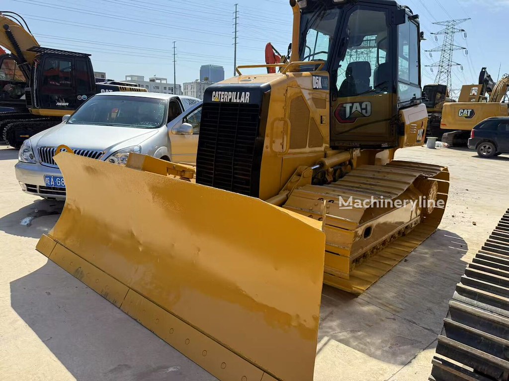 Novi Caterpillar D5K buldožer