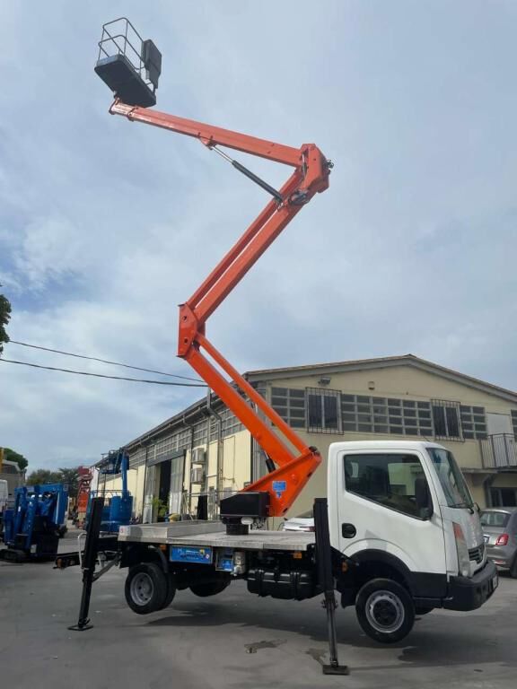 Nissan 64.287 auto dizalica s korpom