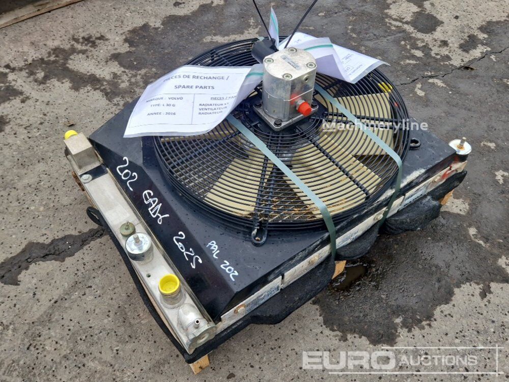 Prodaje se radijator za hlađenje motora za Volvo L30G prednjeg utovarivača na aukciji