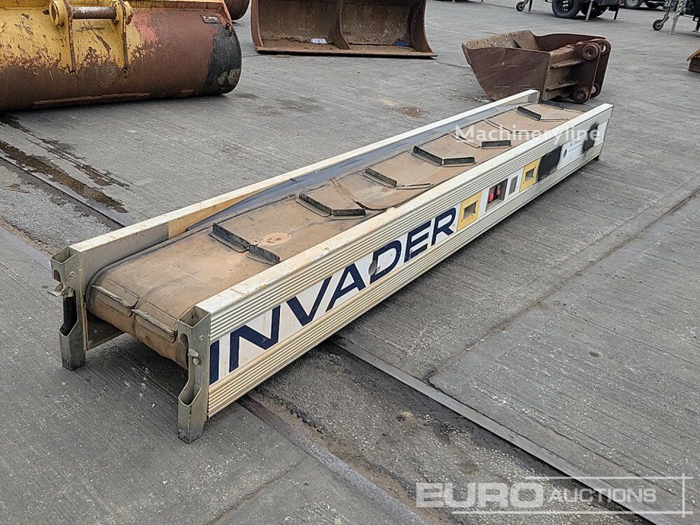 Prodaje se 2020 Invader 110Volt Material Conveyor kašiku za prednje utovarivač na aukciji