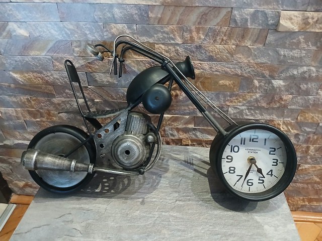 Dekorativni sat-motocikl