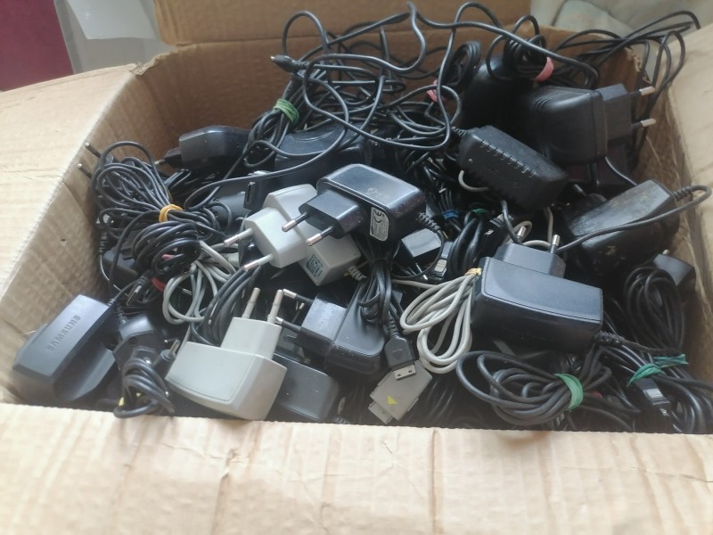 100 punjača za mobilne telefone