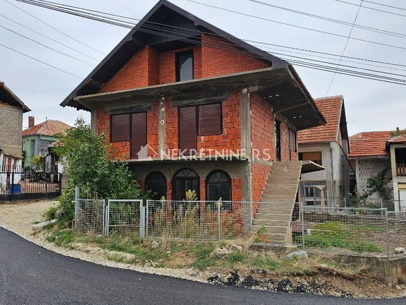 Kuća Hum opština Crveni Krst