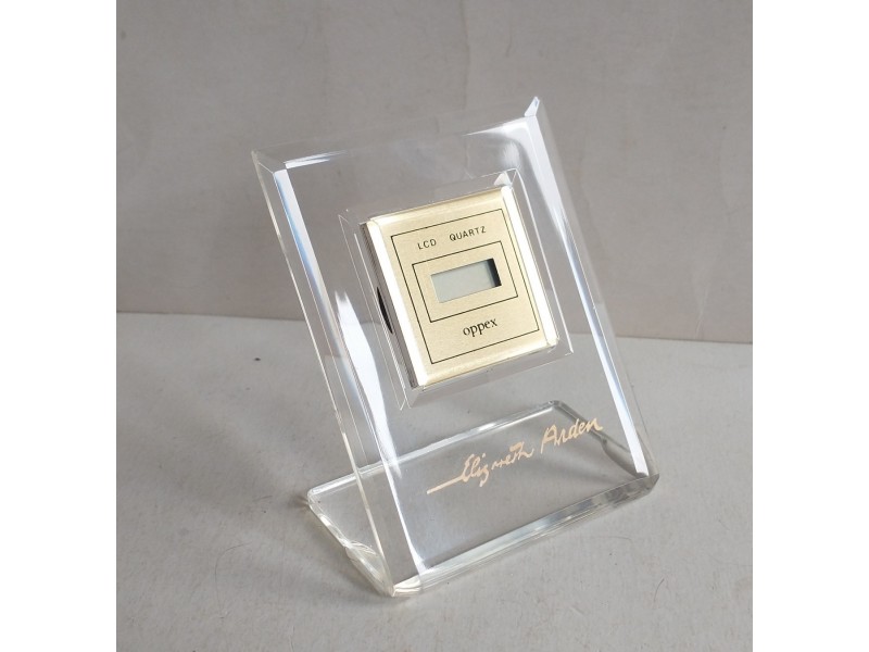 sat QUARTZ OPPEY Elizabeth Arden