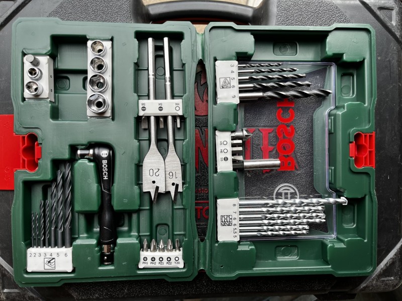 BOSCH SET ALATA U KOFERU NOVO