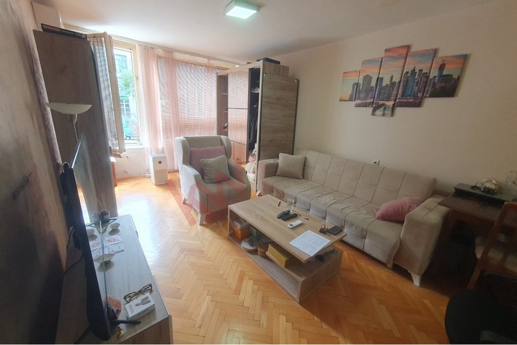 Na prodaju odličan 1. 5-soban stan u samom centru Niša