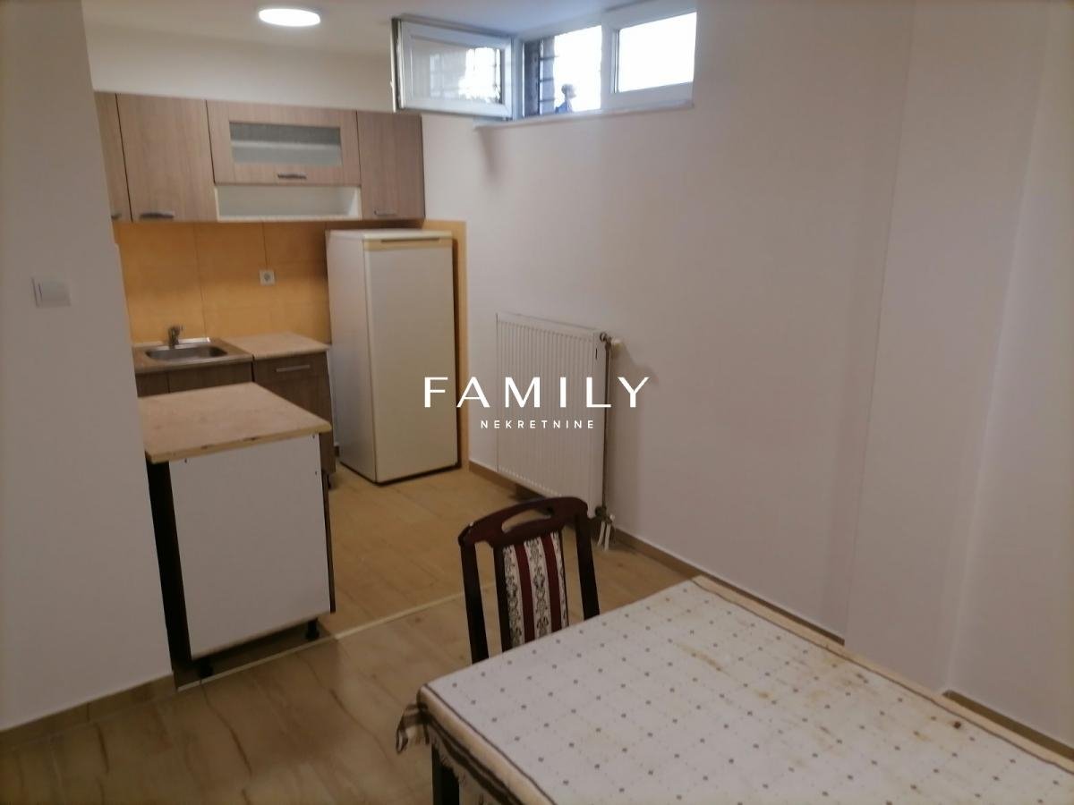 Renovirana garsonjera 28 m² u mirnoj ulici, pogodna i za poslovni prostor – Tolstojeva
