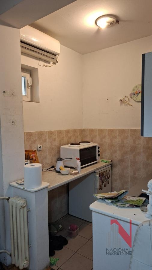BULEVAR PREKO PUTA FUTOSKE UKNJIZENA GARSONJERA SA VELIKOM TERASOM