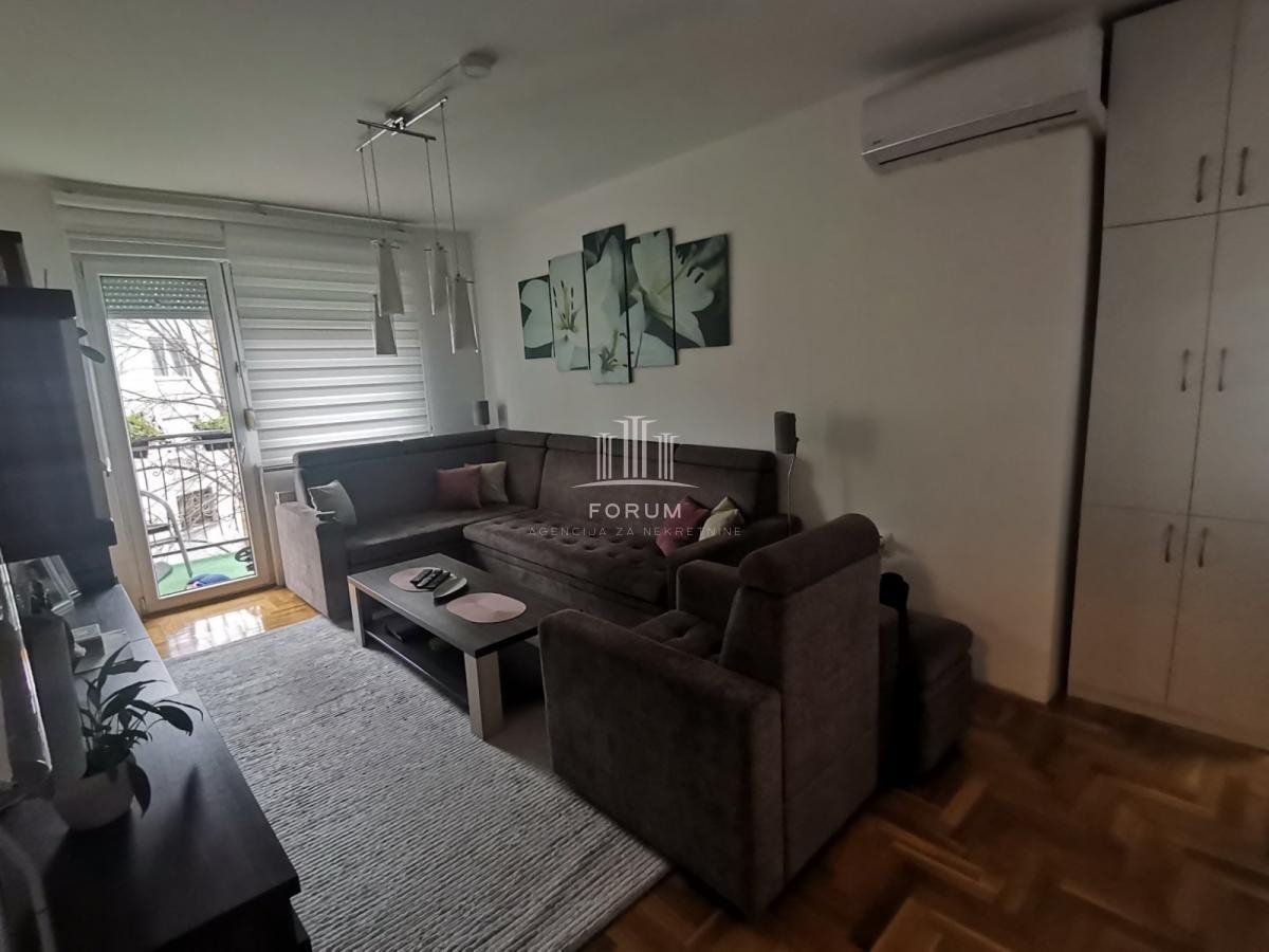 Odličan dvoiposoban stan, Banatić, kod ž. stanice, Novi Sad