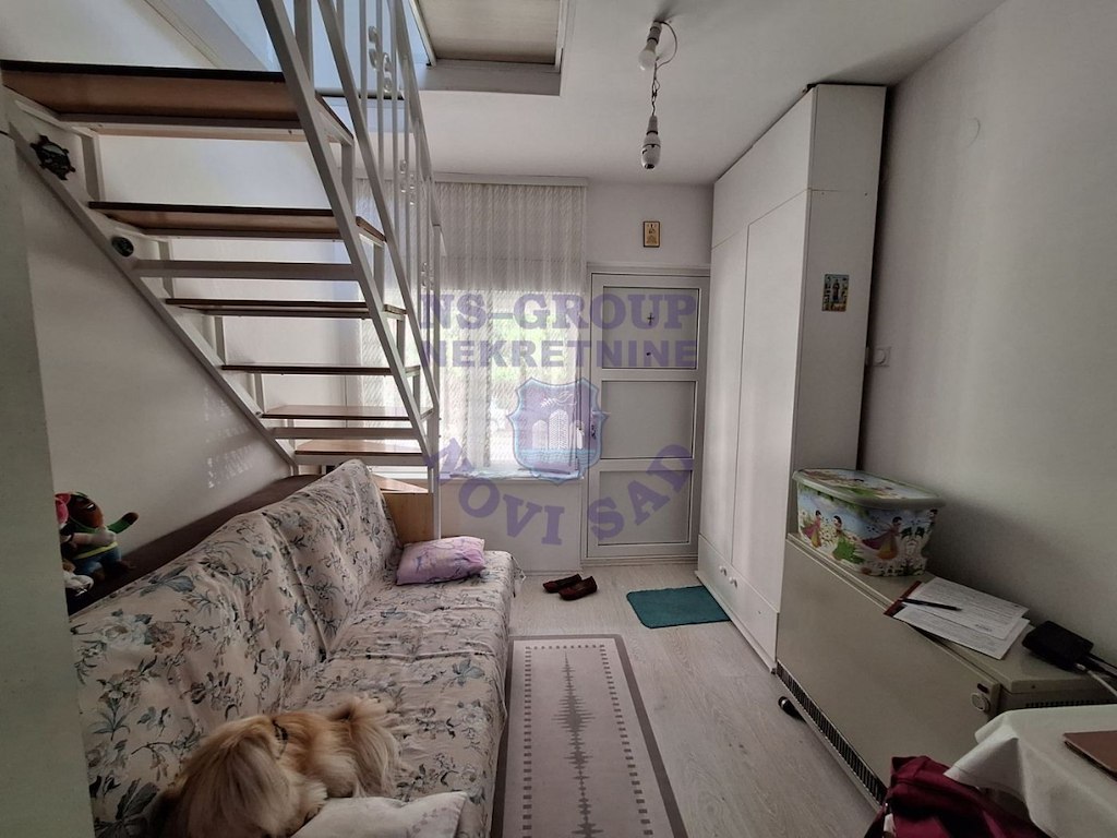 Nova Detelinara. Dvorišni stan novije gradnje na dva nivoa.